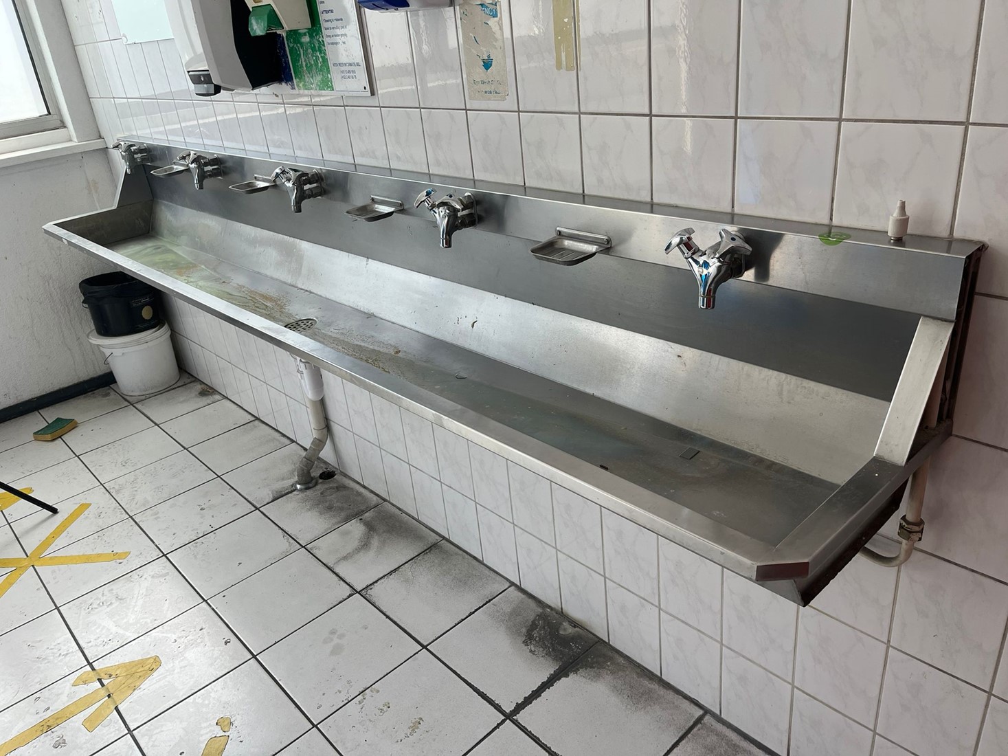 Gebruikte RVS wasbak 3000x420mm 5 kranen Circulaire-bouwmaterialen