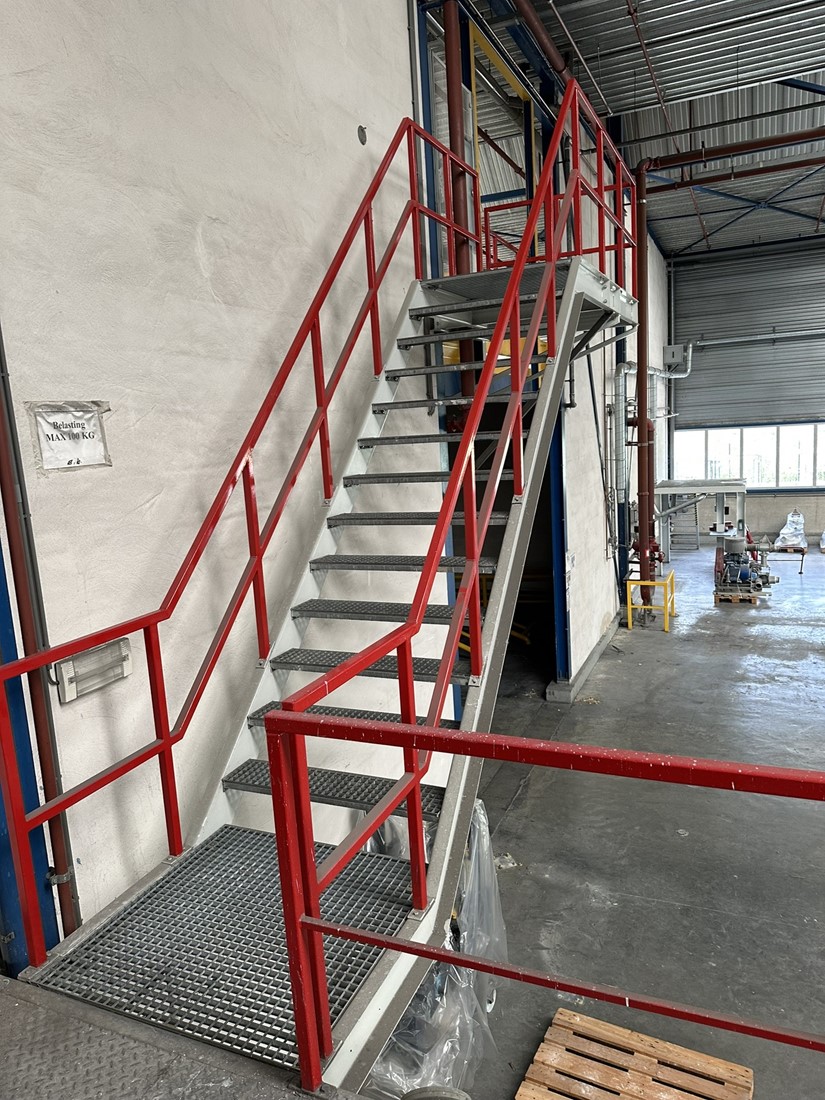 Gebruikte Stalentrap B1000mmx H2600mm Wit met leuning en 2x bordes ...