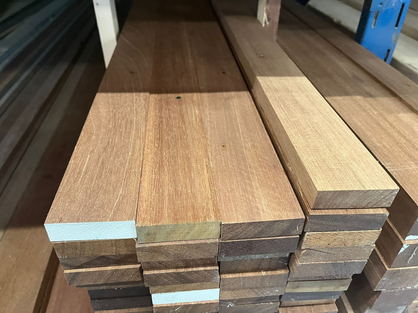 Gebruikte Meranti hardhouten plank 25x30x2700mm geschaafd Circulaire ...